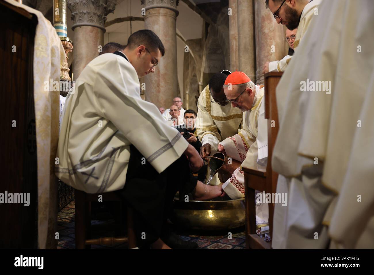 (250418) -- JERUSALEM, April 18, 2025 (Xinhua) -- Christian monks and ...