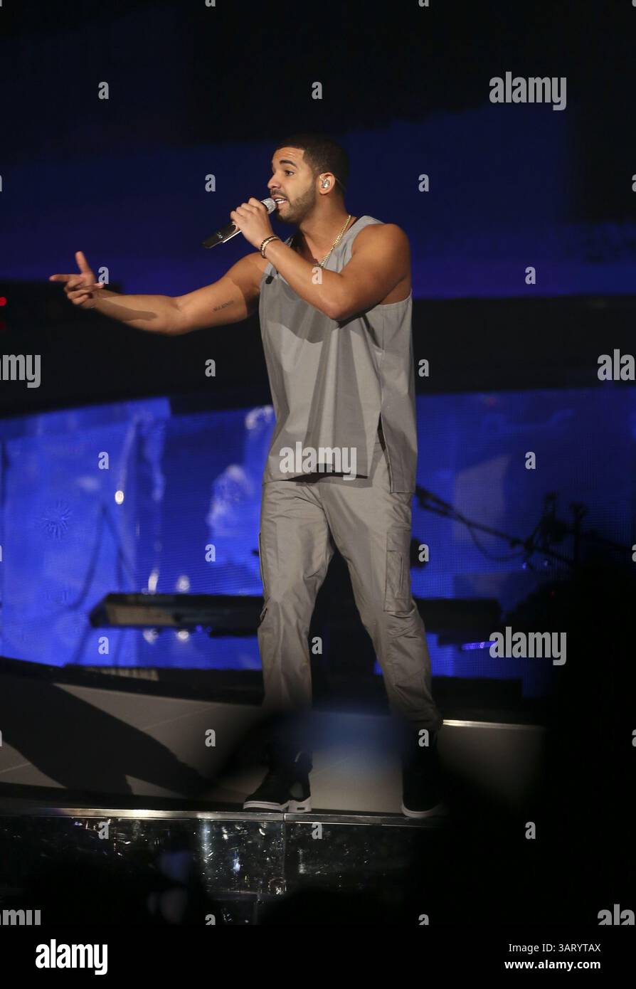 Drake concert audience hi-res stock photography and images - Alamy