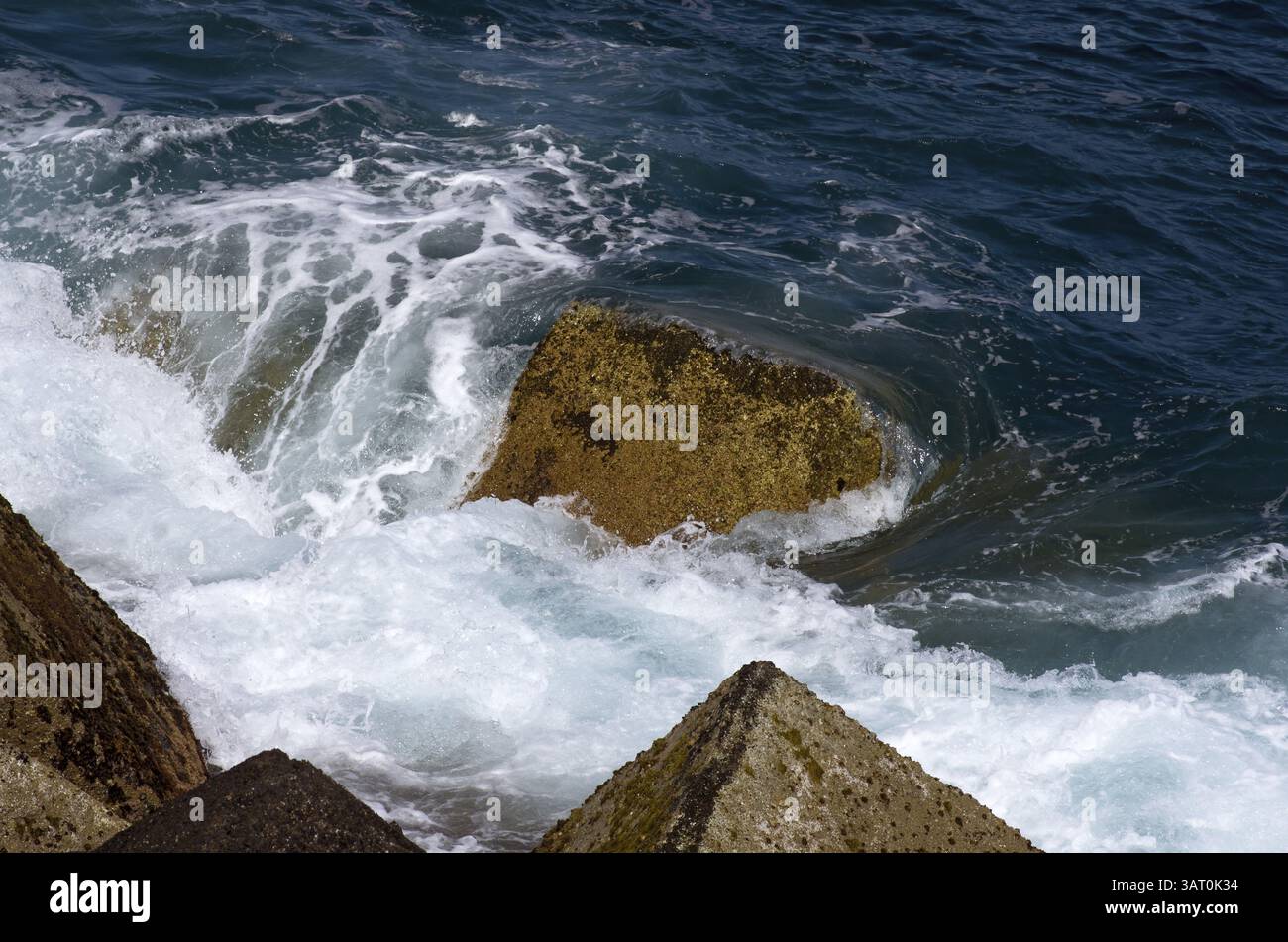 Waves and stone photo hi-res stock photography and images - Alamy