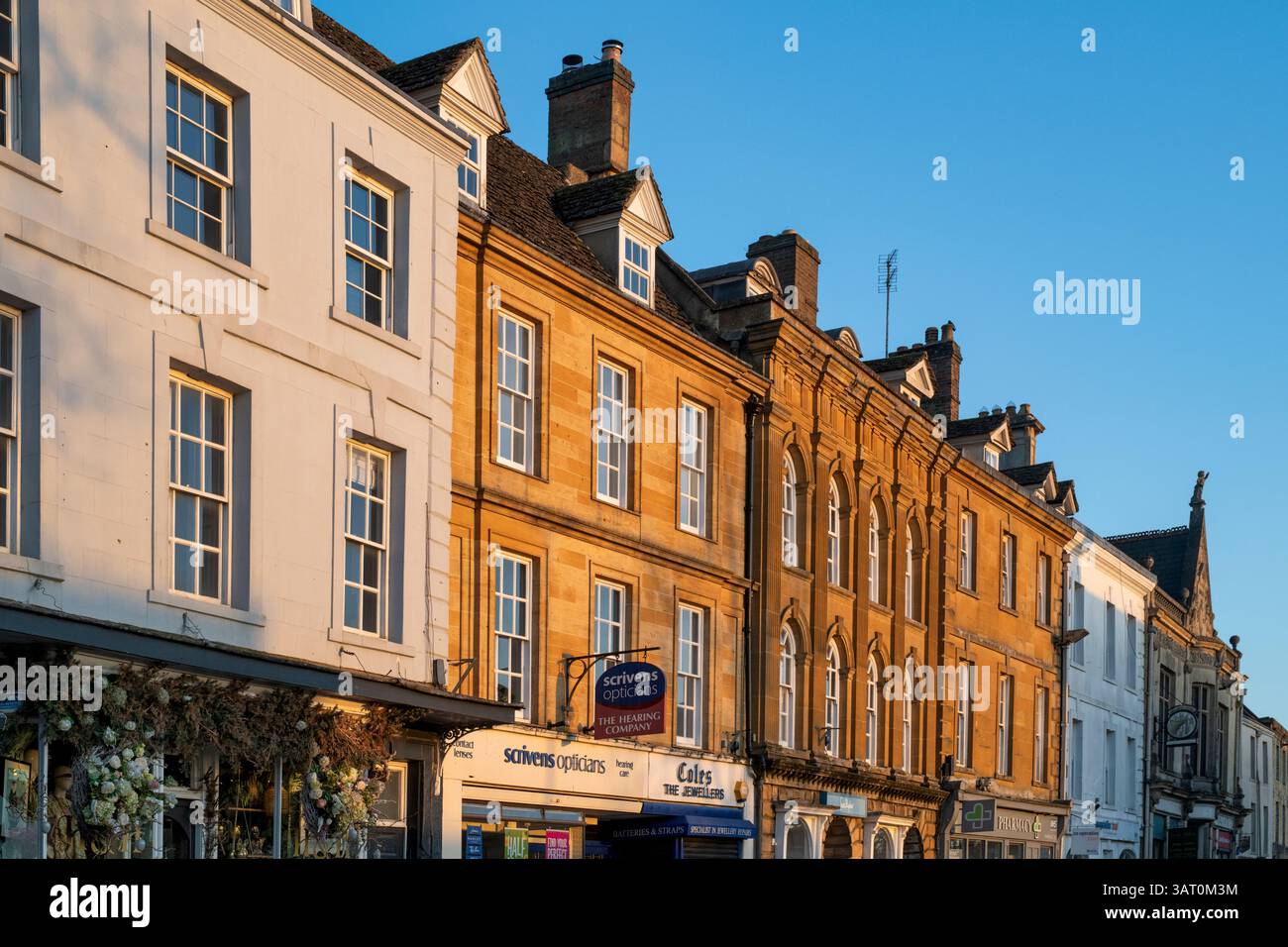 High Street buildings in the evening sunlight. Chipping Norton ...