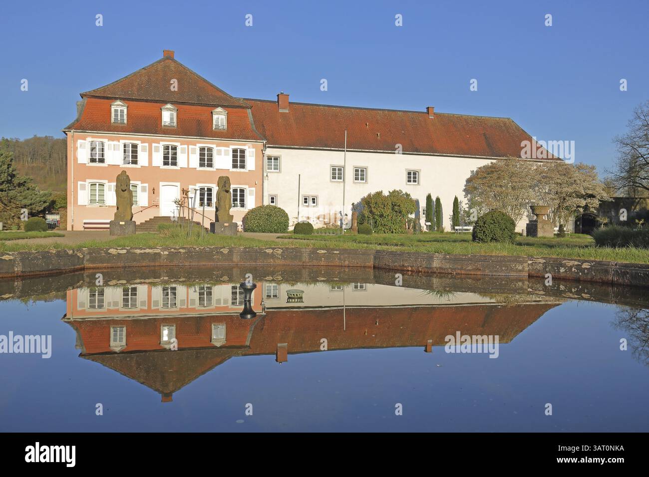 Historic noble house of the Roman Museum with Roman equestrian statues ...