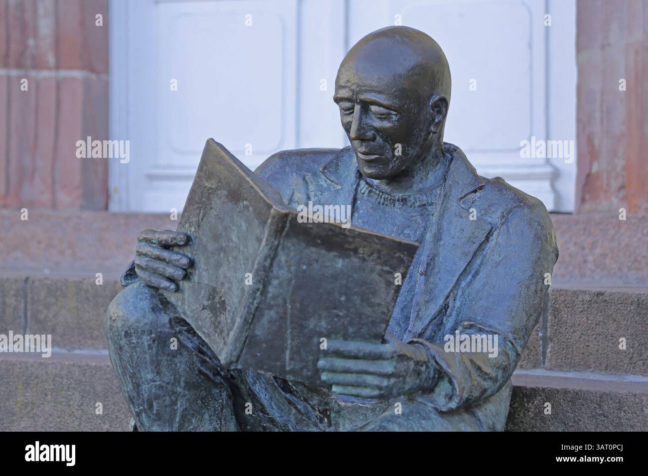 Monument to the newspaper reader hi-res stock photography and images ...