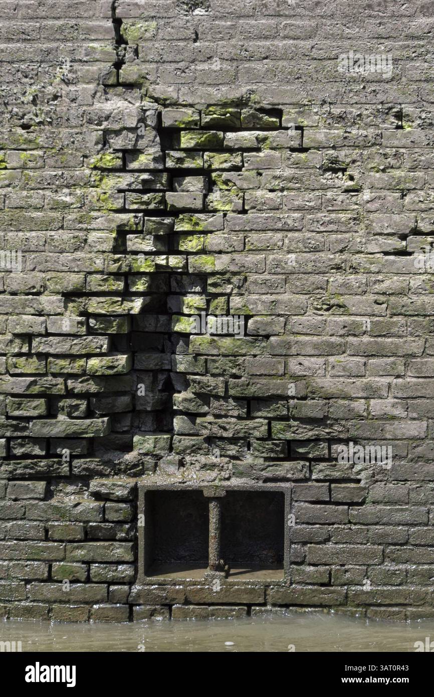 Rotting walls hi-res stock photography and images - Alamy