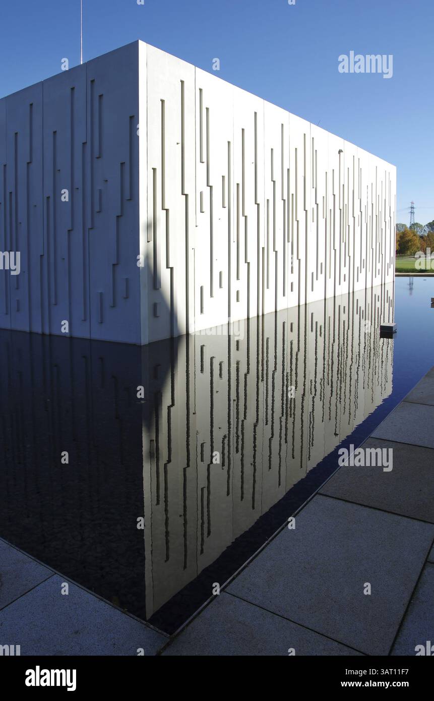 Reflections on mirrored building hi-res stock photography and images ...