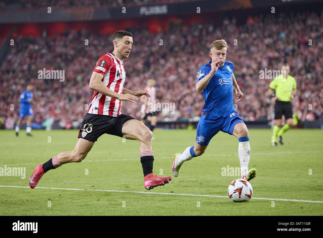 Oscar de Marcos of Athletic Club and Connor Barron of Rangers during ...