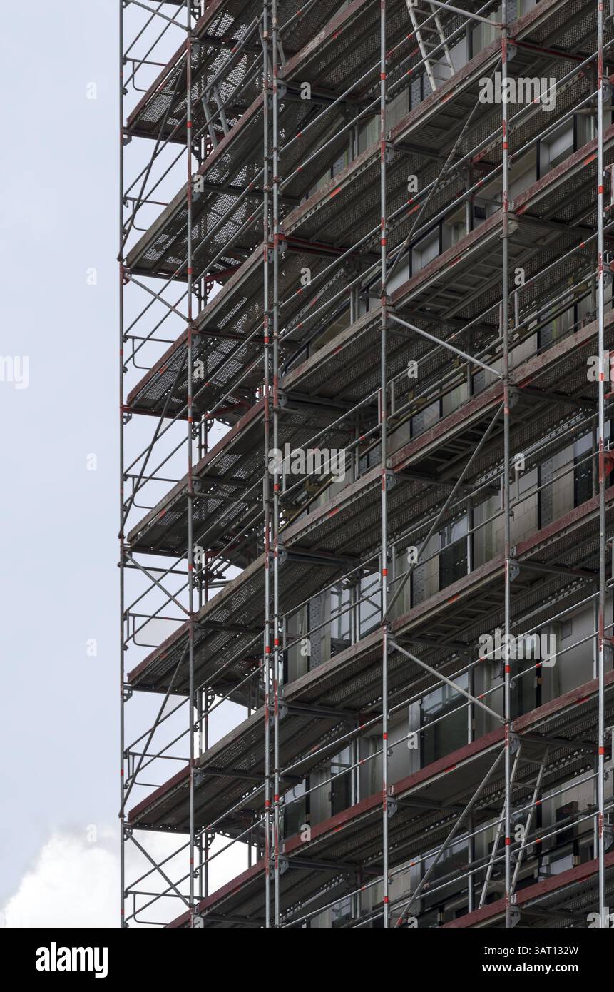 Works working scaffolding hi-res stock photography and images - Alamy
