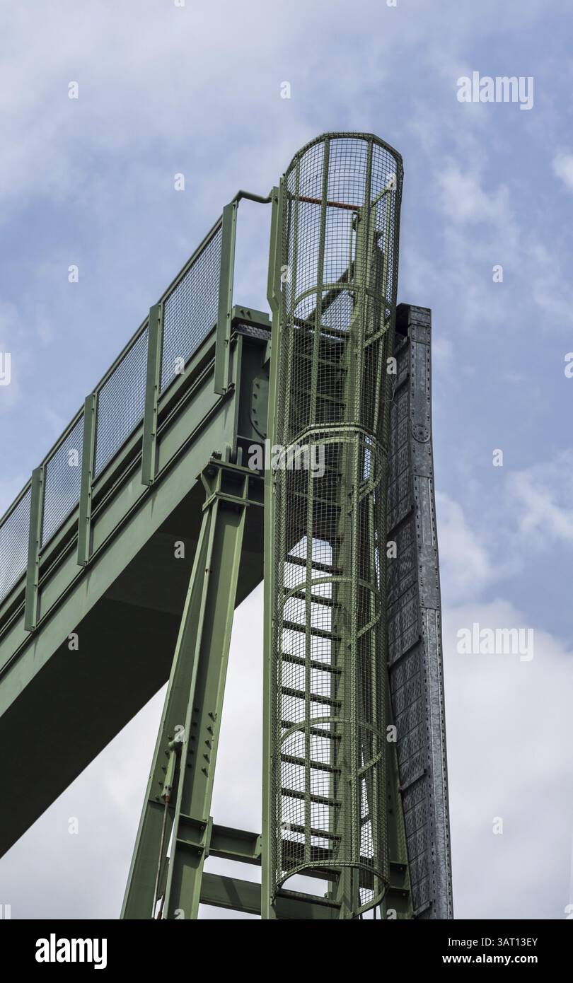 Fixing bridges hi-res stock photography and images - Alamy