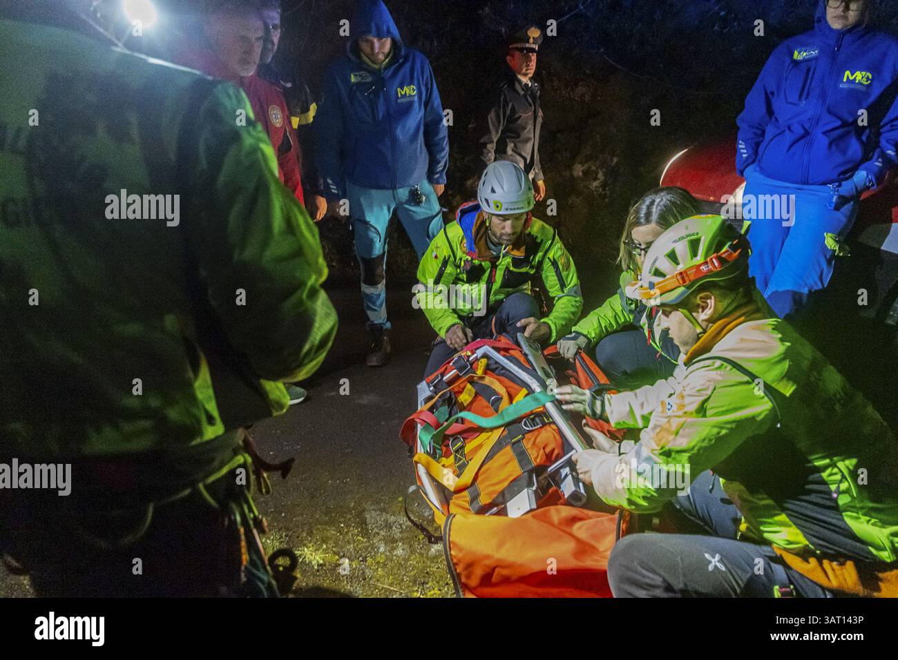 Napoli, Italy. 17th Apr, 2025. Rescuers at work near the site of the ...