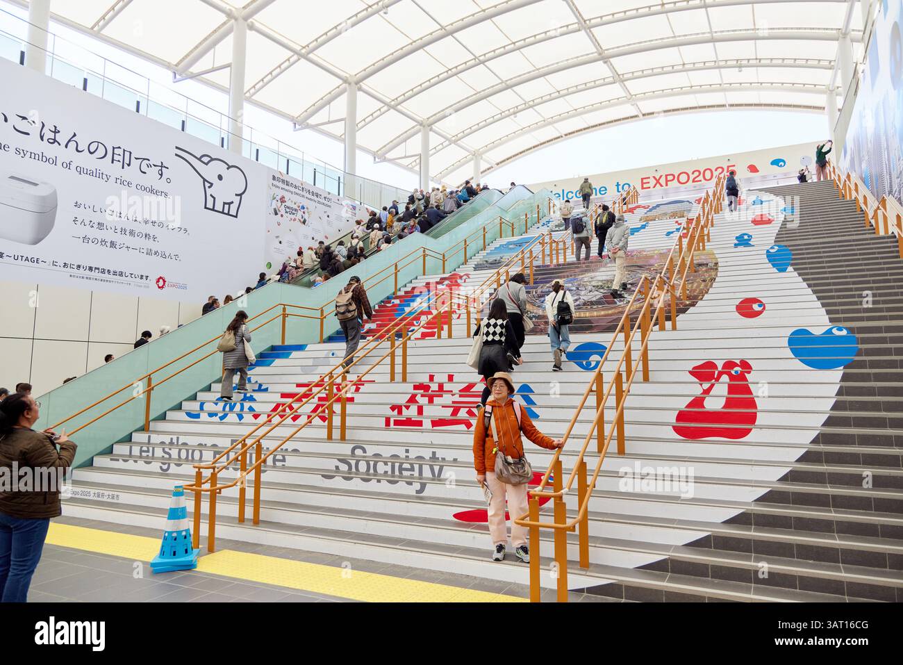 Visitors arrive at Yumeshima Station, directly connected to the venue ...