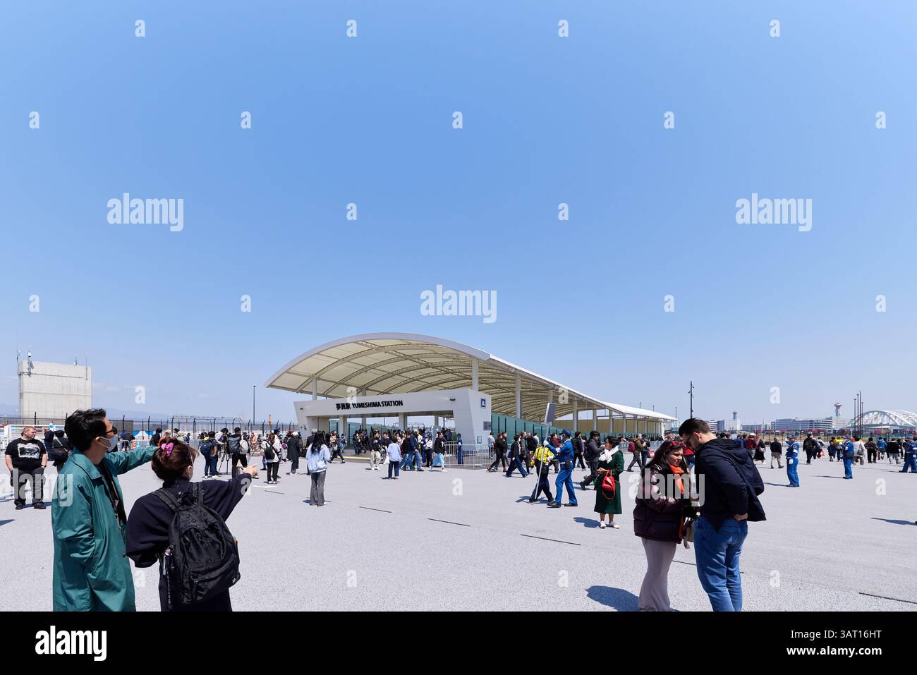 Visitors arrive at Yumeshima Station, directly connected to the venue ...
