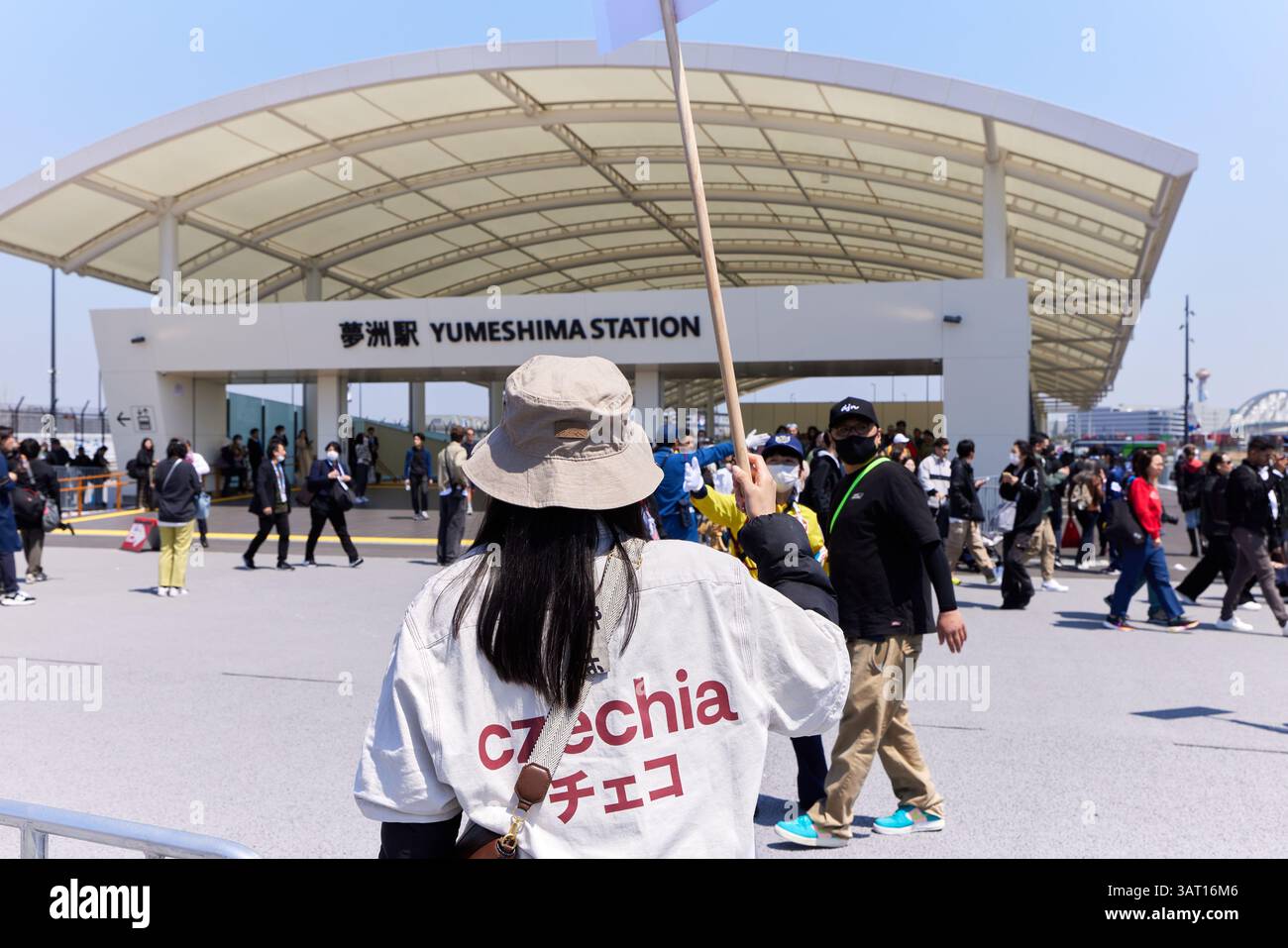 Visitors arrive at Yumeshima Station, directly connected to the venue ...