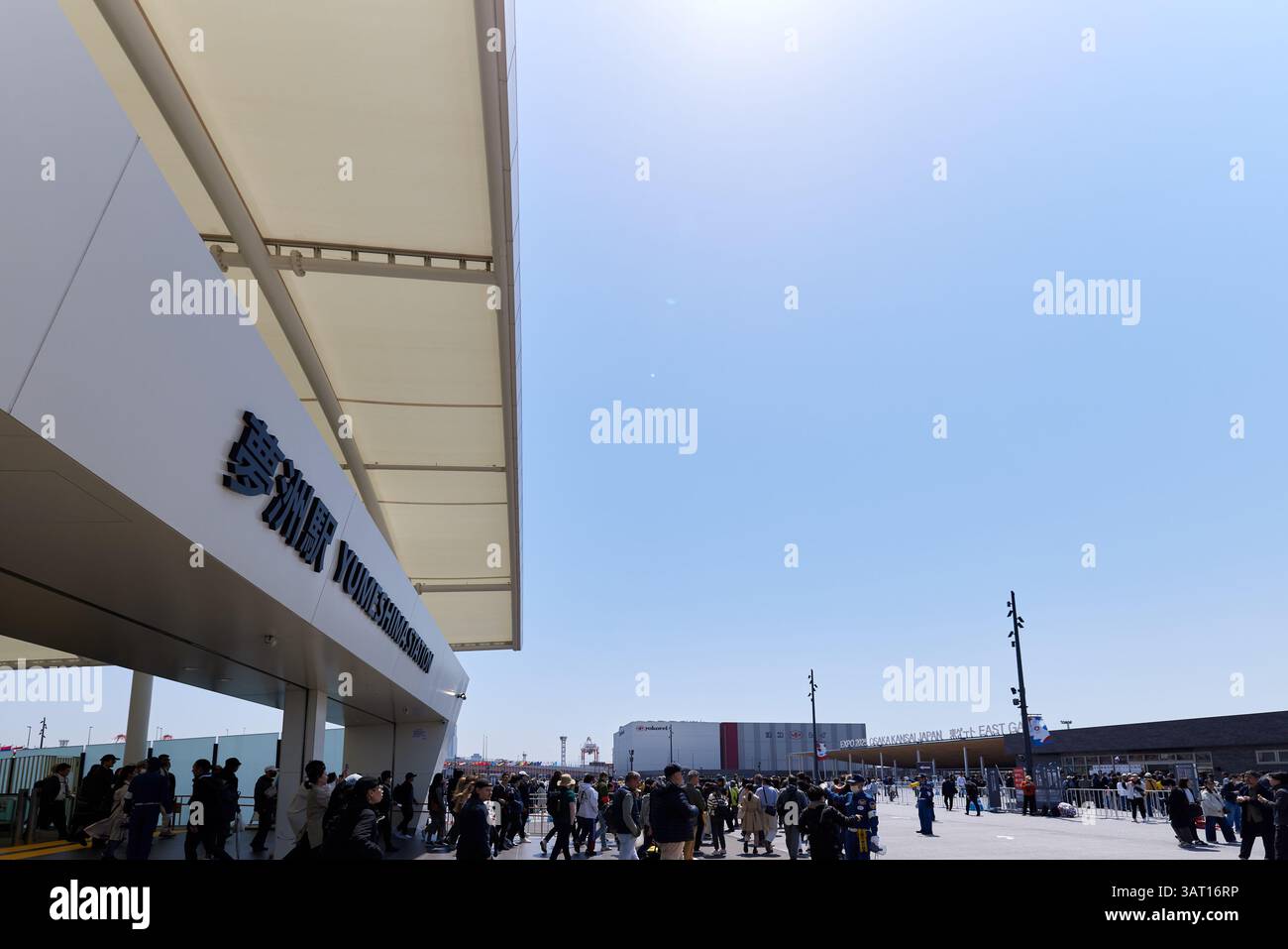 Visitors arrive at Yumeshima Station, directly connected to the venue ...