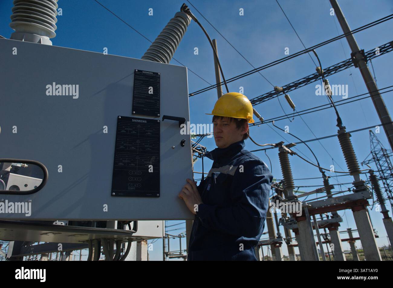 Workers are repairing the power grid Stock Photo - Alamy