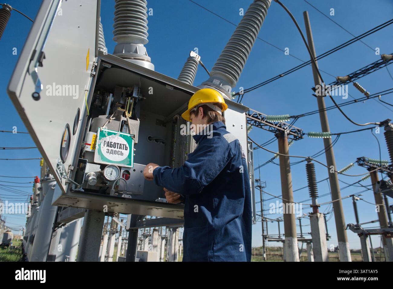 Workers are repairing the power grid Stock Photo - Alamy