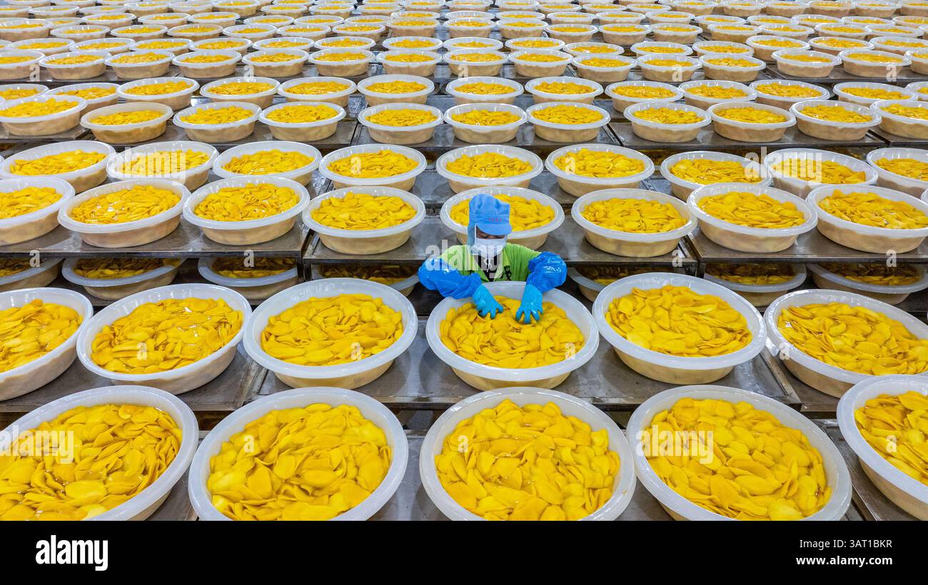 (250418) -- BEIJING, April 18, 2025 (Xinhua) -- An aerial drone photo ...