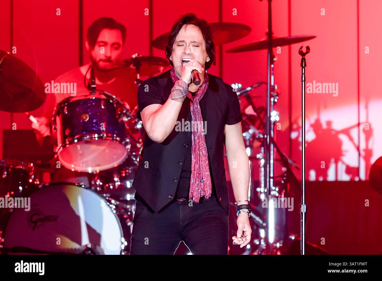 Nic Collins und Tim Howar von Mike and the Mechanics live bei einem ...