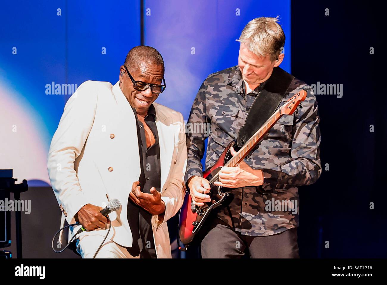 Andrew Roachford und Anthony Drennan von Mike and the Mechanics live ...