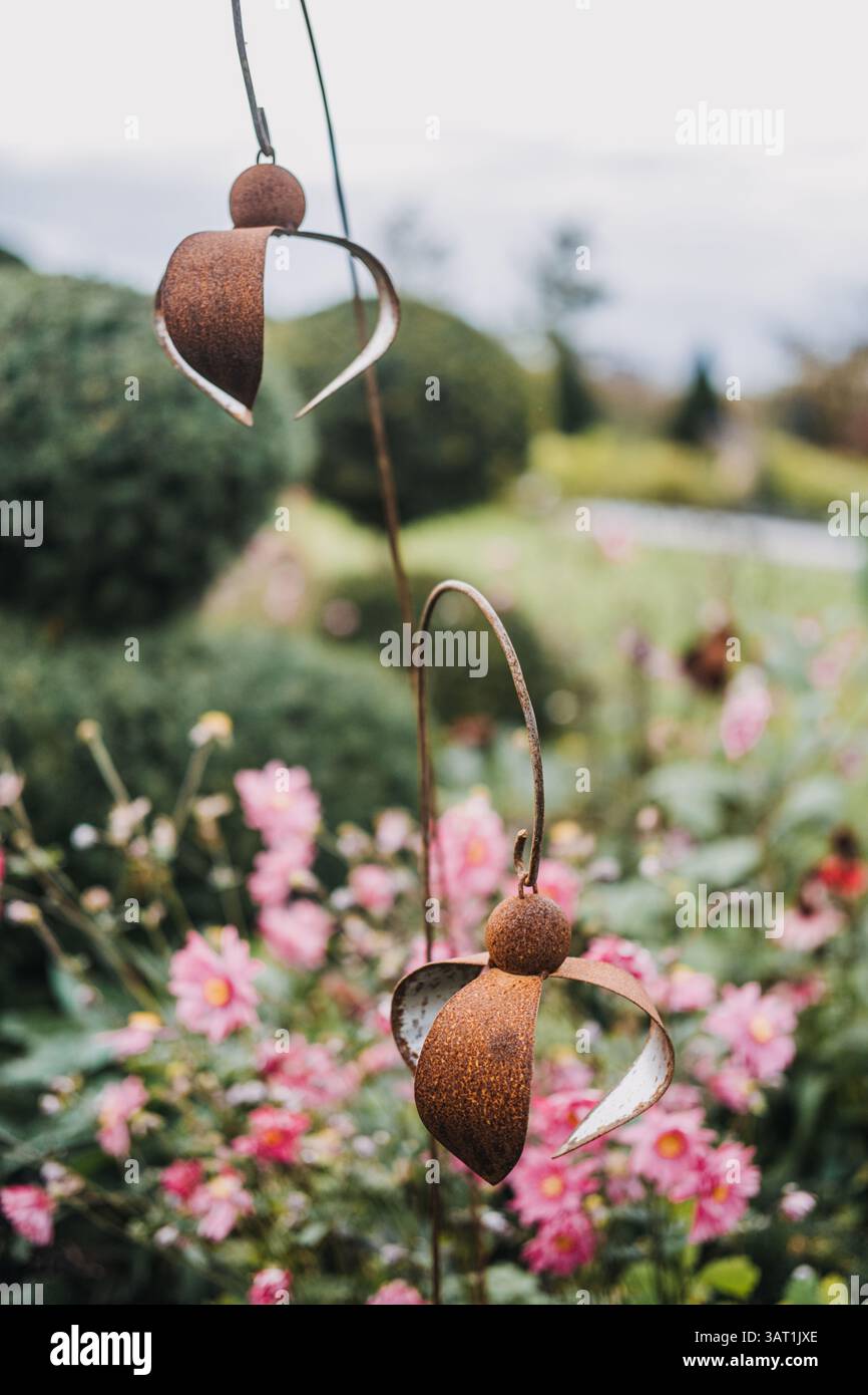 Rustic metal angel sculptures hi-res stock photography and images - Alamy