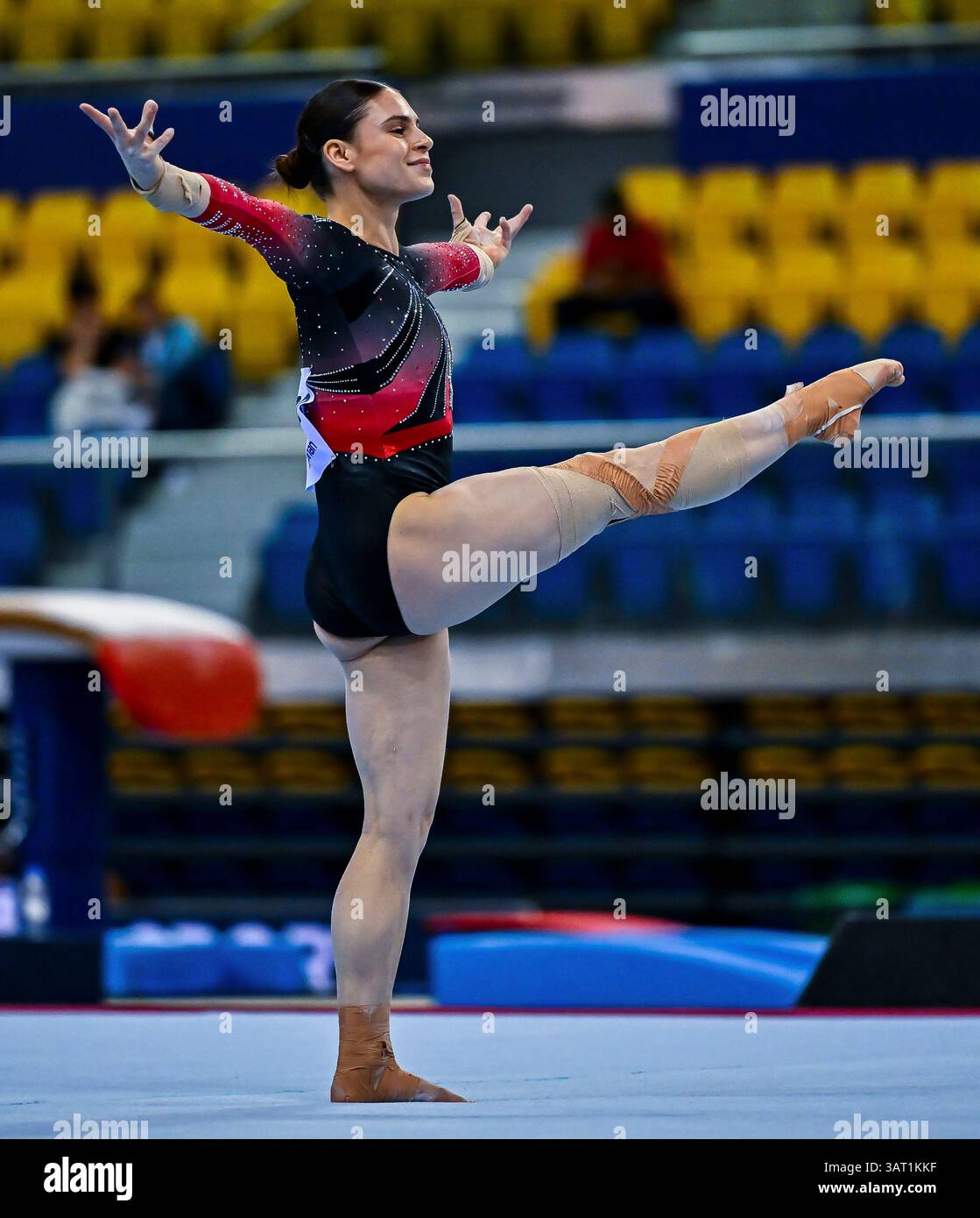 (250418) -- DOHA, April 18, 2025 (Xinhua) -- Audrey Rousseau of Canada ...