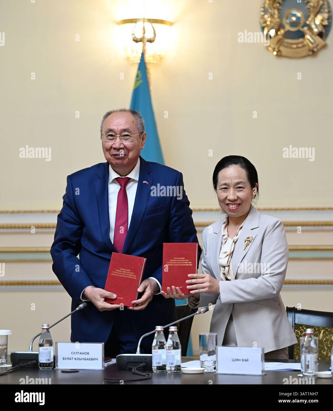(250418) -- ALMATY, April 18, 2025 (Xinhua) -- Bulat Sultanov (L ...