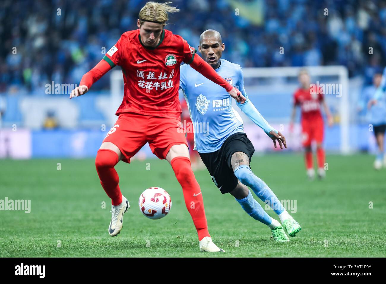 Dalian Yingbo Football Club defeated Henan Jiuzu Dukang Football Club ...