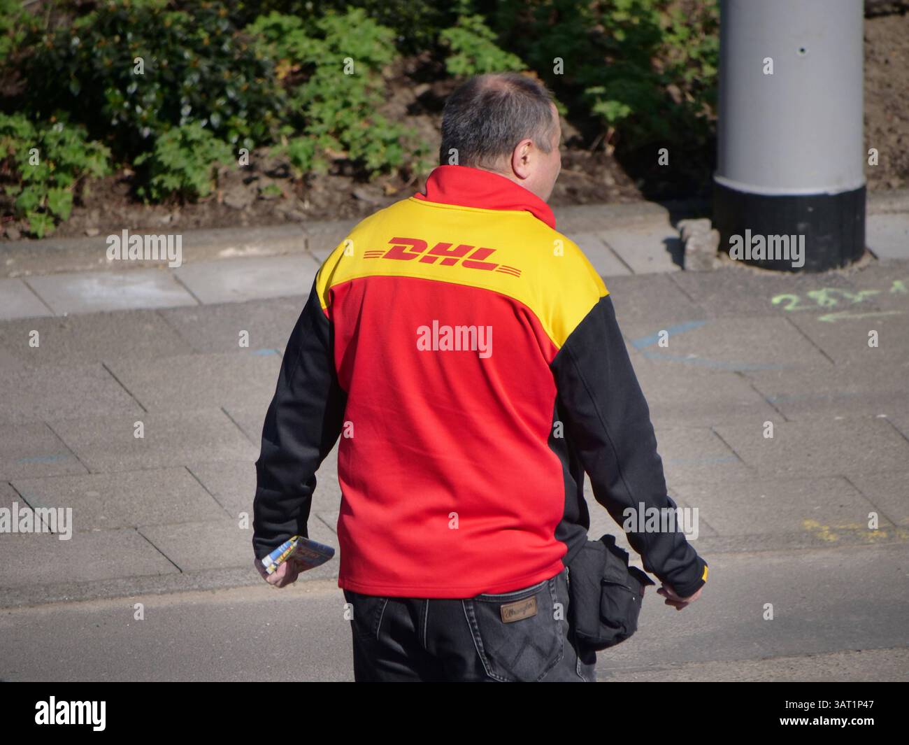 DHL Paketfahrer bei der Auslieferung. DHL *** DHL parcel driver ...