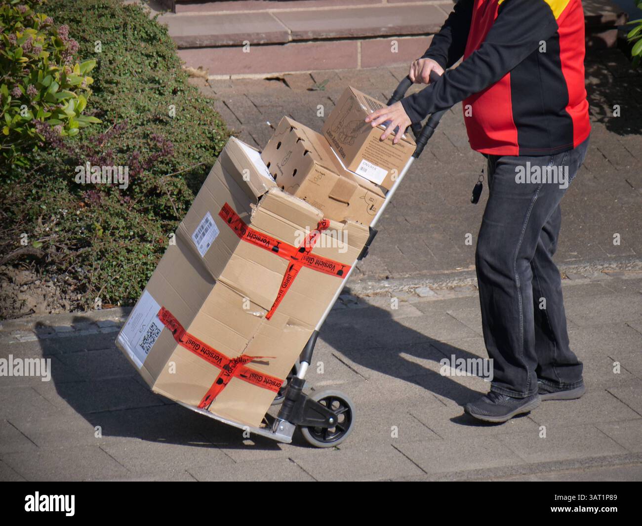 DHL Paketfahrer bei der Auslieferung. DHL *** DHL parcel driver ...