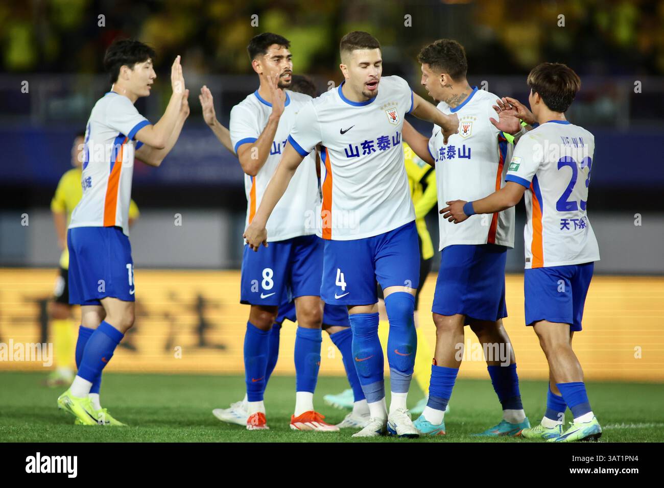 Shandong Taishan Football Club defeated Qingdao West Coast Football ...