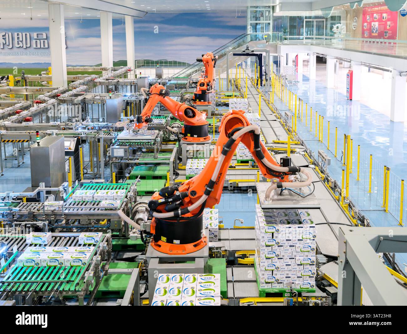 (250418) -- HOHHOT, April 18, 2025 (Xinhua) -- Robotic arms carry out ...