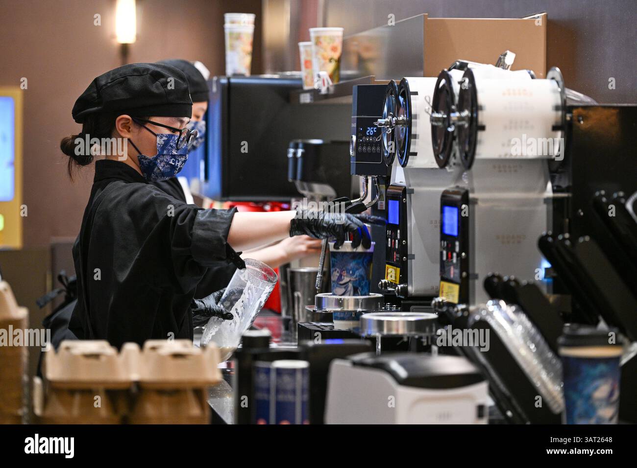 Employee making milk tea hi-res stock photography and images - Alamy