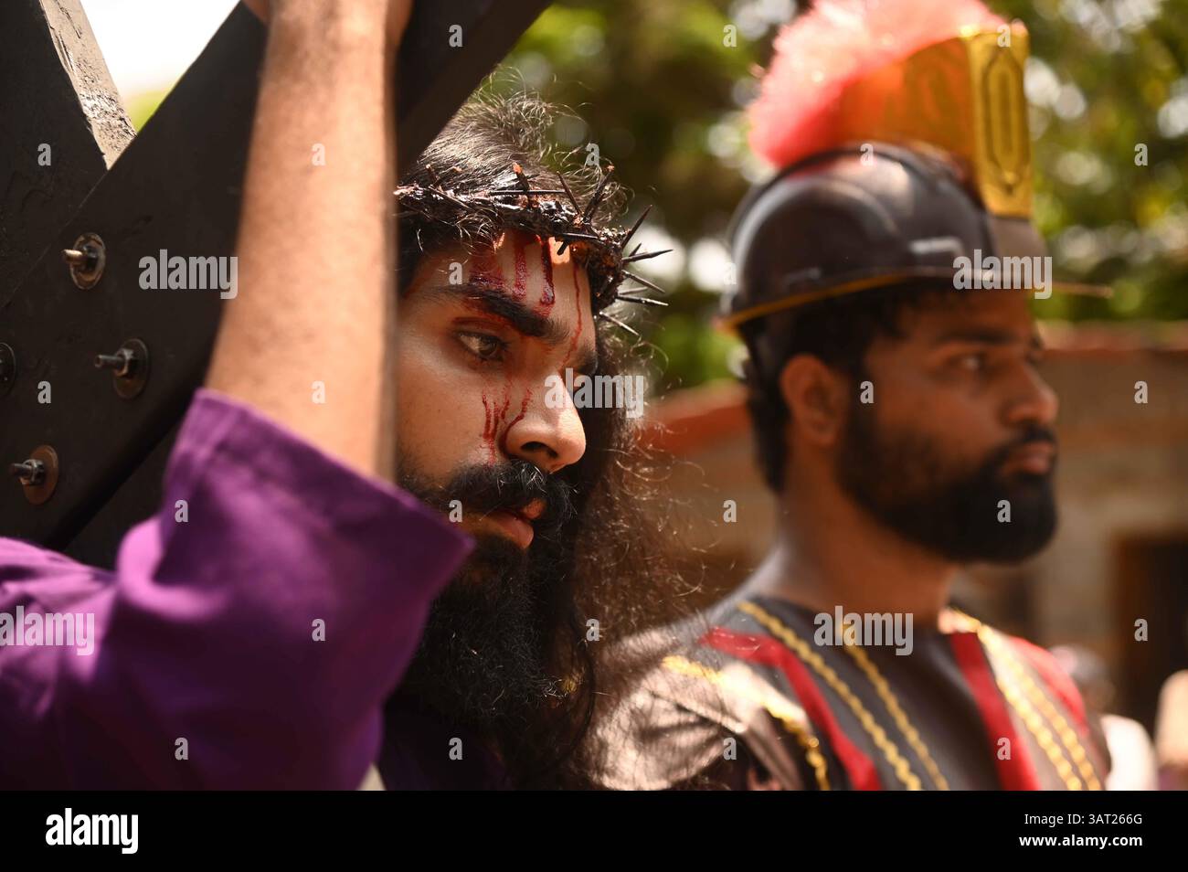 Mumbai, Maharashtra, India. 18th Apr, 2025. Christians devotees re ...