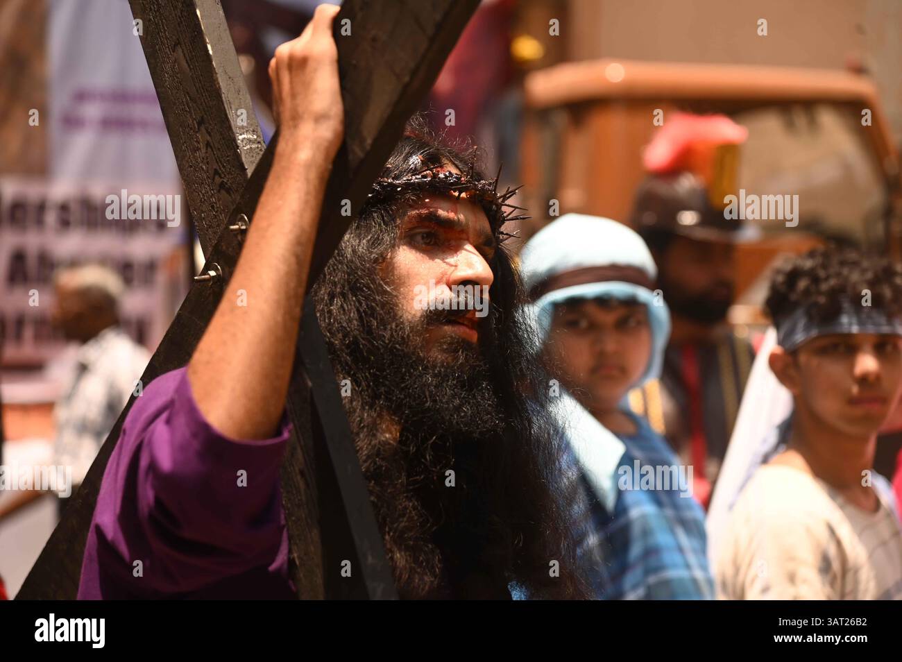Mumbai, Maharashtra, India. 18th Apr, 2025. Christians devotees re ...