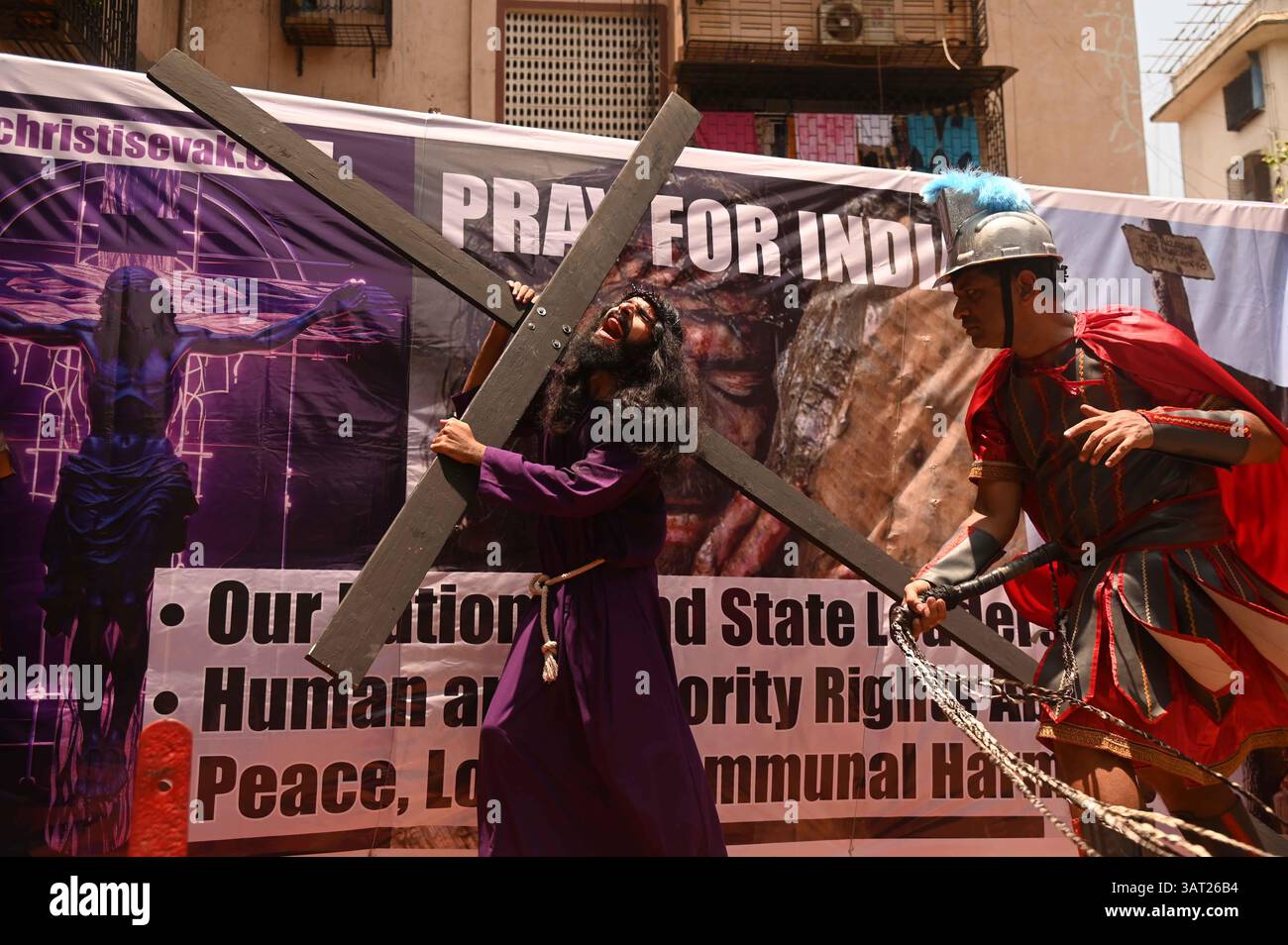 Mumbai, Maharashtra, India. 18th Apr, 2025. Christians devotees re ...