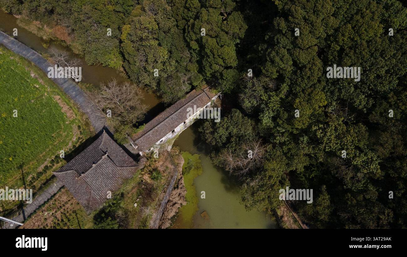 (250418) -- HUANGSHAN, April 18, 2025 (Xinhua) -- An aerial drone photo ...