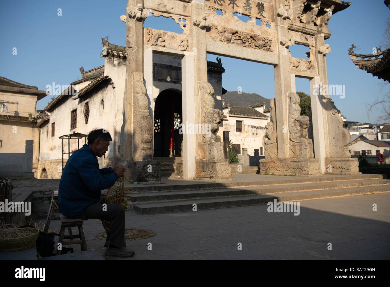 (250418) -- HUANGSHAN, April 18, 2025 (Xinhua) -- A resident makes ...
