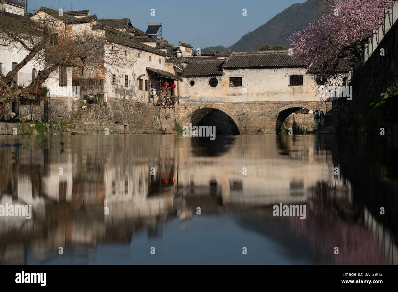 (250418) -- HUANGSHAN, April 18, 2025 (Xinhua) -- This photo taken on ...