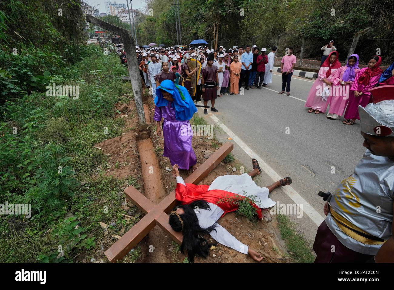 Christians reenact the crucifixion of Jesus Christ to mark Good Friday ...