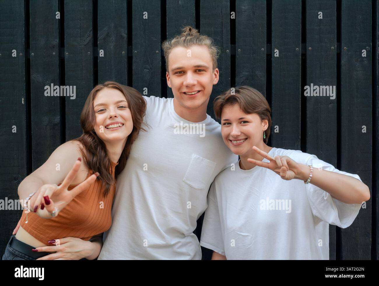 Peace friends relaxed friendly hi-res stock photography and images - Alamy