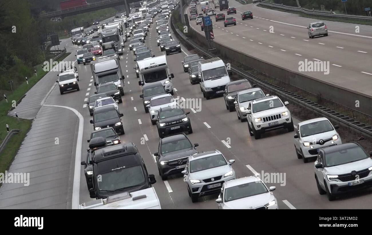 Wedemark, Germany. 18th Apr, 2025. Easter traffic jams on the A7 north ...