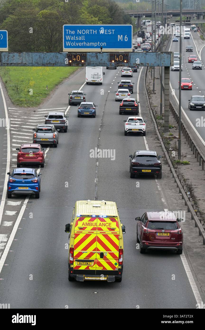 Great Barr, Birmingham, April 18th 2025. Drivers move out of the way ...