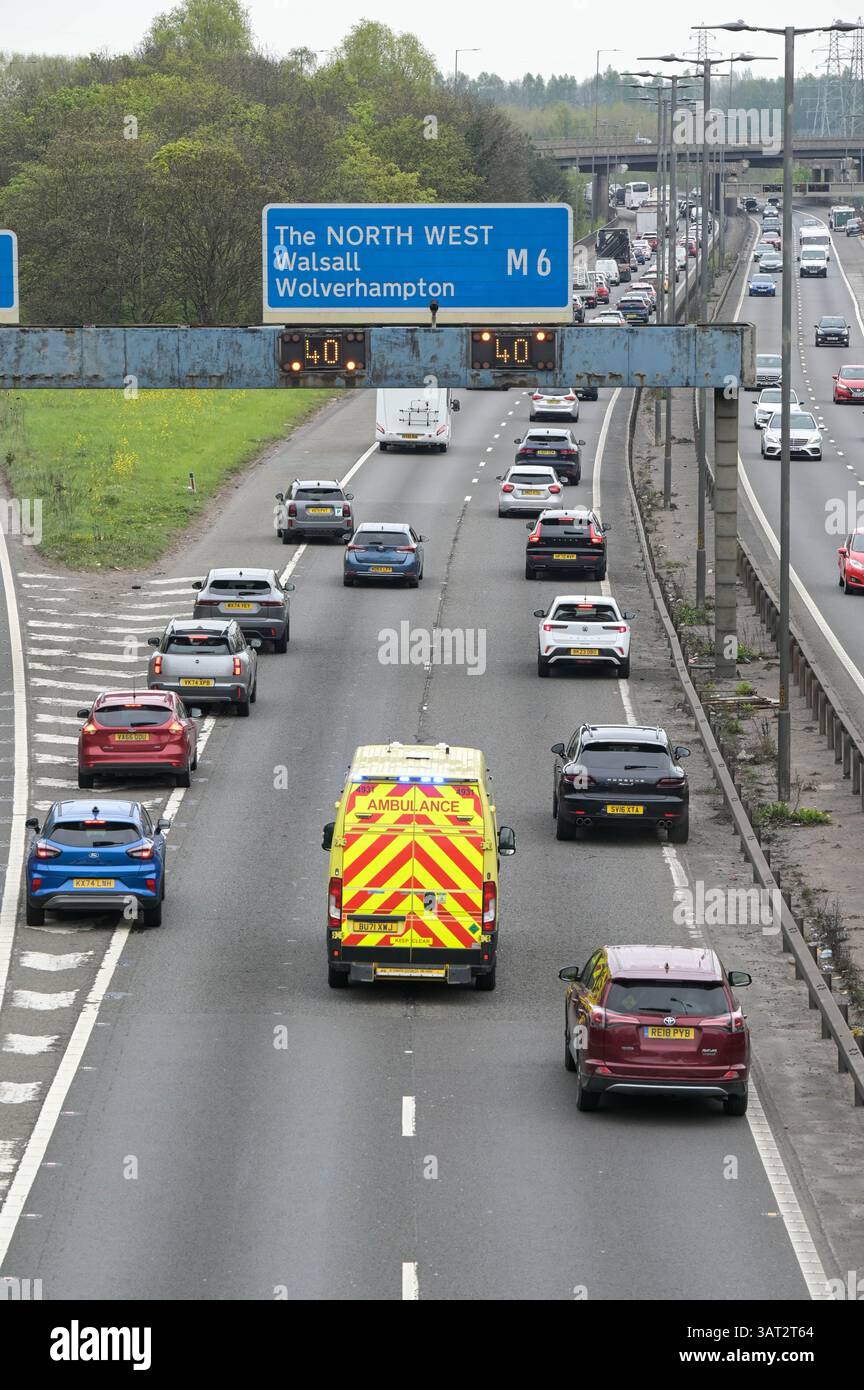Great Barr, Birmingham, April 18th 2025. Drivers move out of the way ...