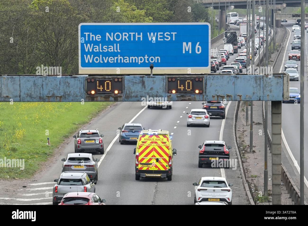 Great Barr, Birmingham, April 18th 2025. Drivers move out of the way ...