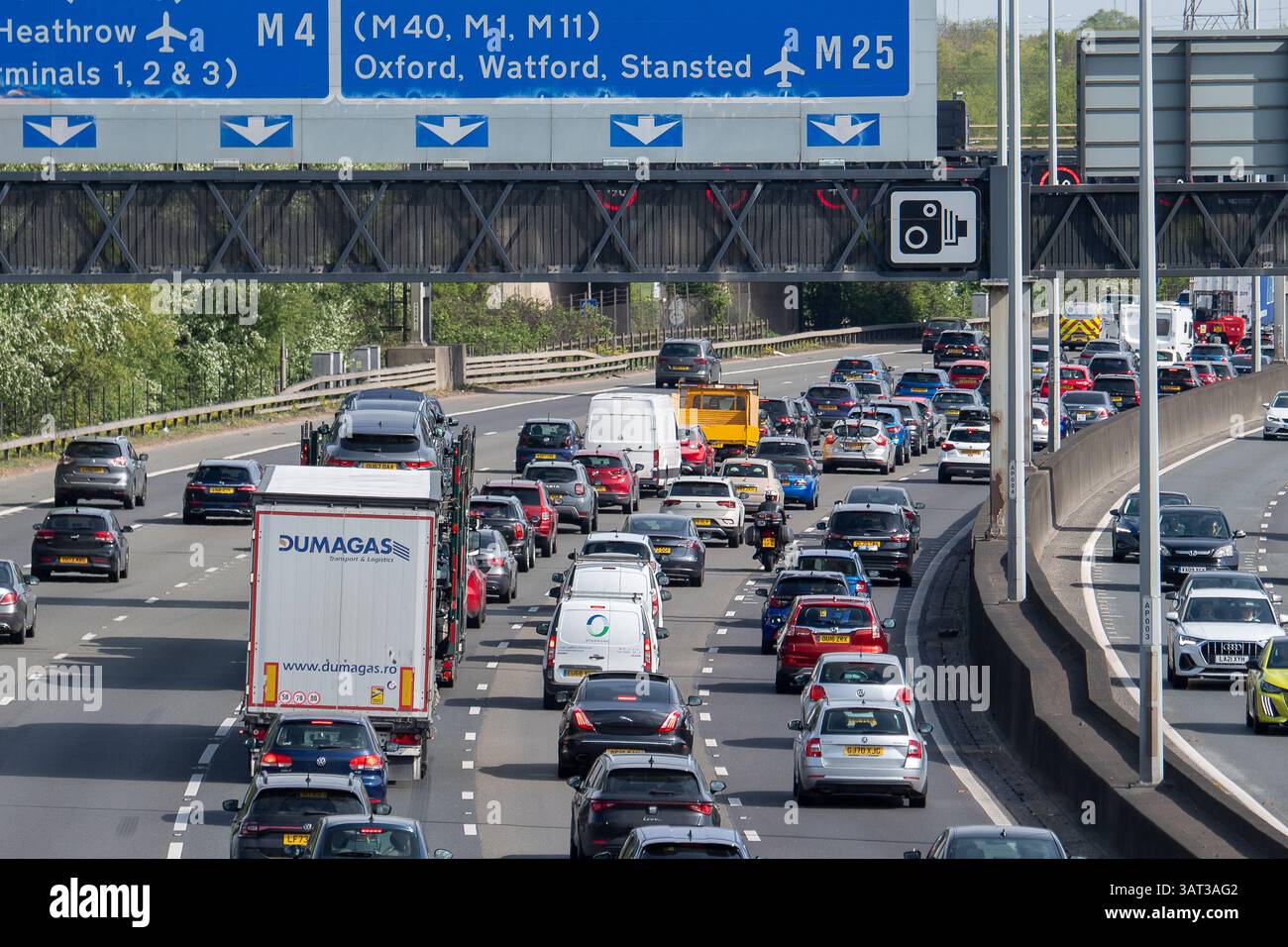 Colnbrook, UK. 18th April, 2025. Traffic was heavy on the M25 in ...