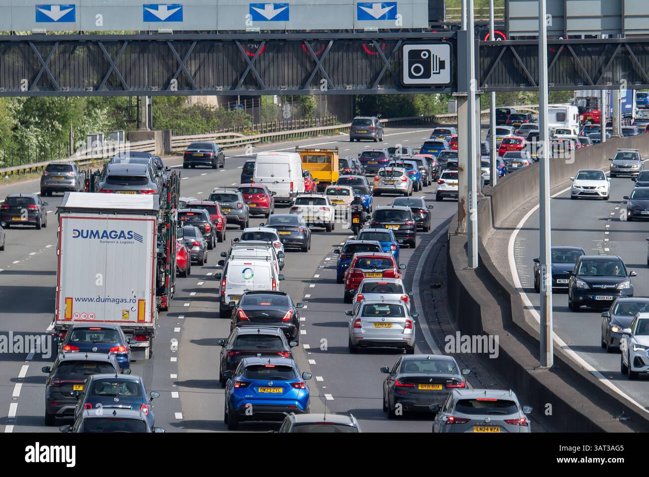 Colnbrook, UK. 18th April, 2025. Traffic was heavy on the M25 in ...