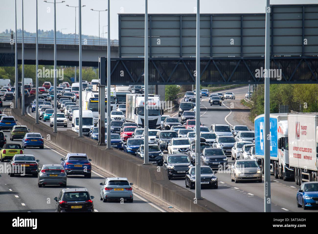 Colnbrook, UK. 18th April, 2025. Traffic was heavy on the M25 in ...