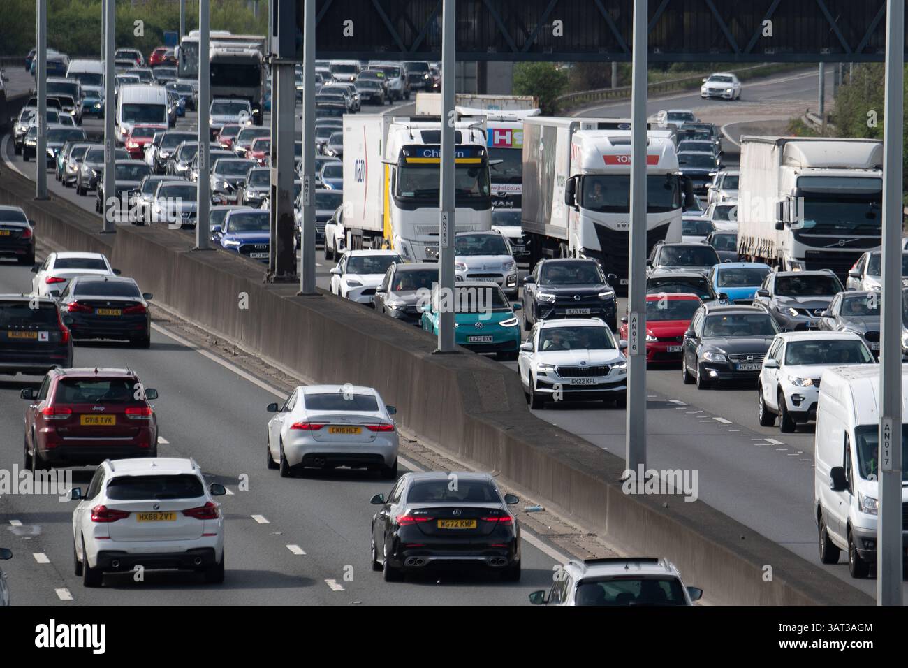Colnbrook, UK. 18th April, 2025. Traffic was heavy on the M25 in ...