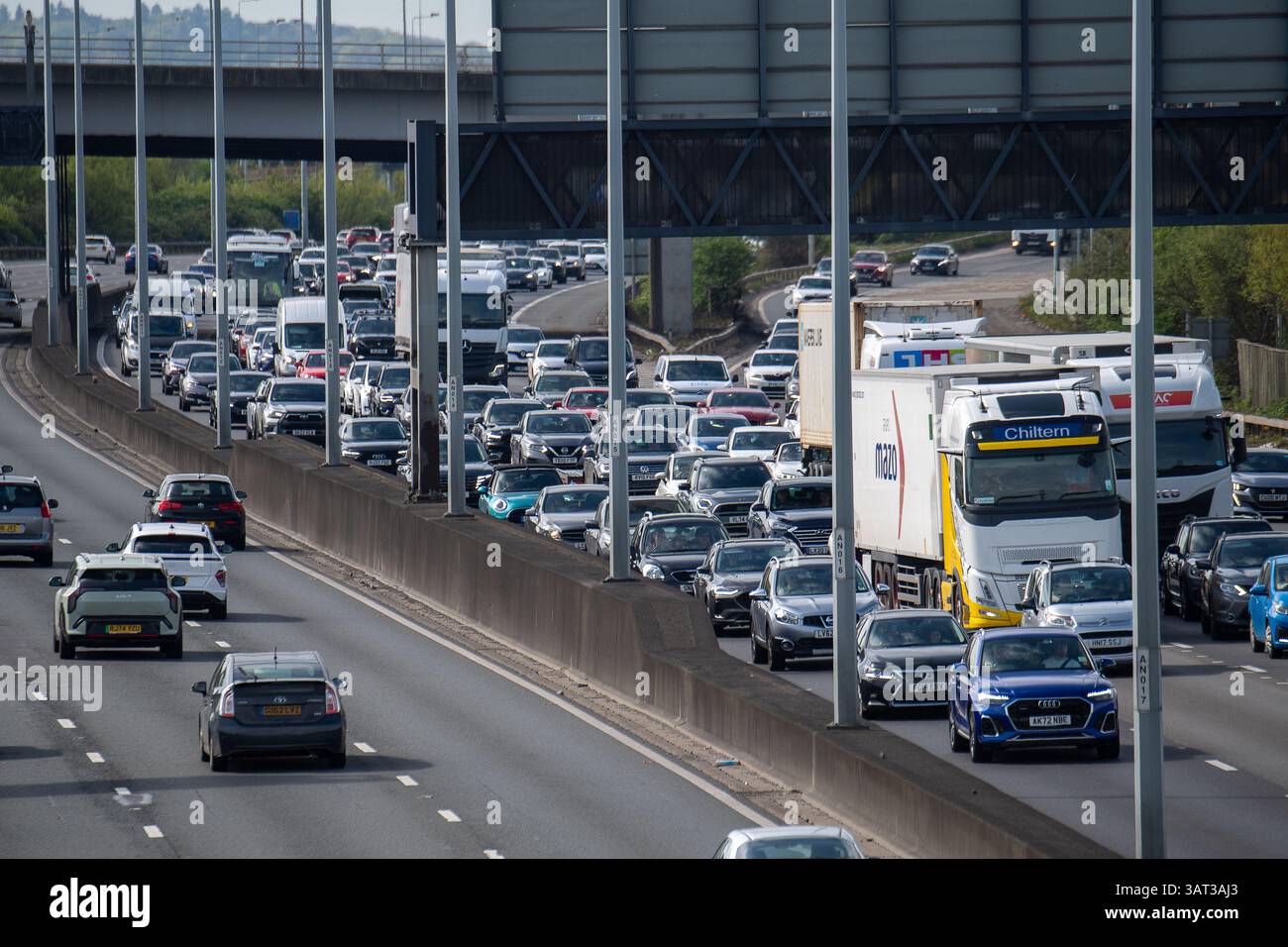 Colnbrook, UK. 18th April, 2025. Traffic was heavy on the M25 in ...