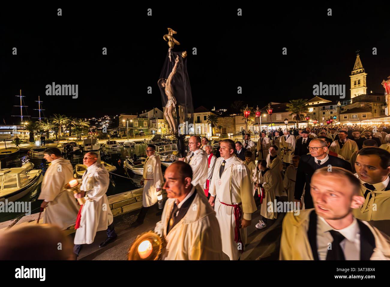 Hvar, Croatia. 17th Apr, 2025. People take part in UNESCO-protected 500 ...