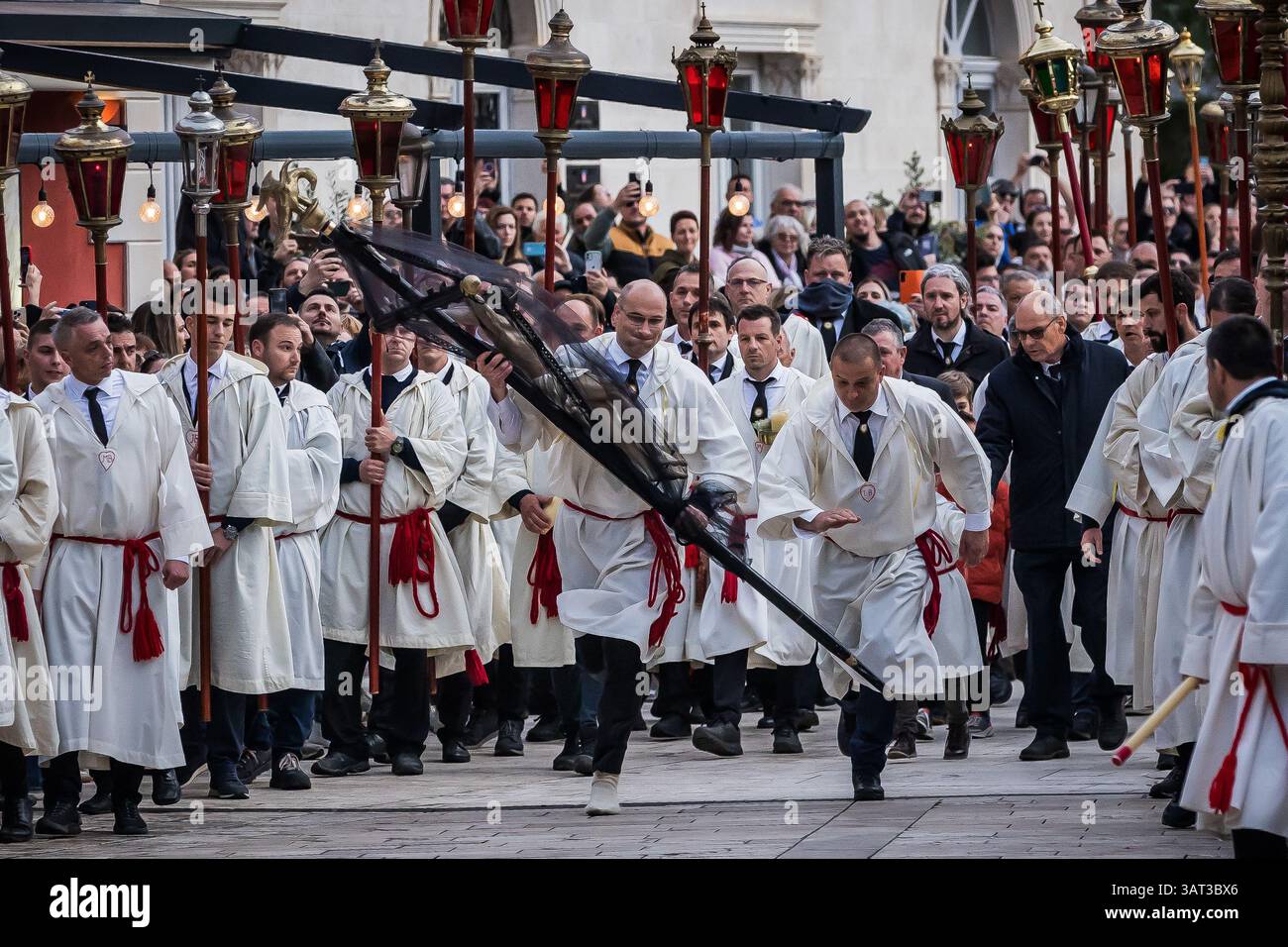 Hvar, Croatia. 18th Apr, 2025. People take part in UNESCO-protected 500 ...