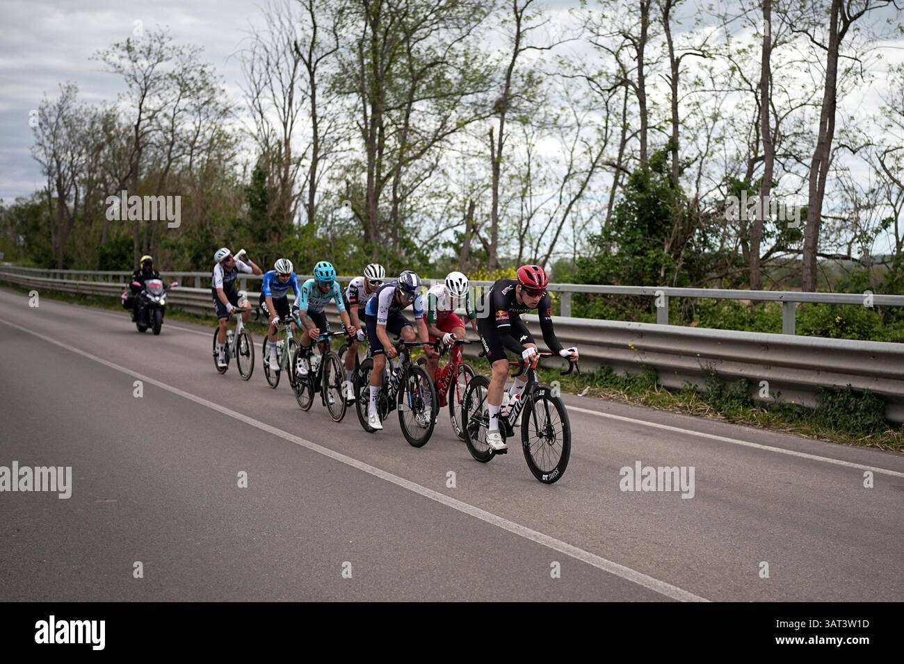 The pack rides during the Giro d'Abruzzo, the final stage from ...